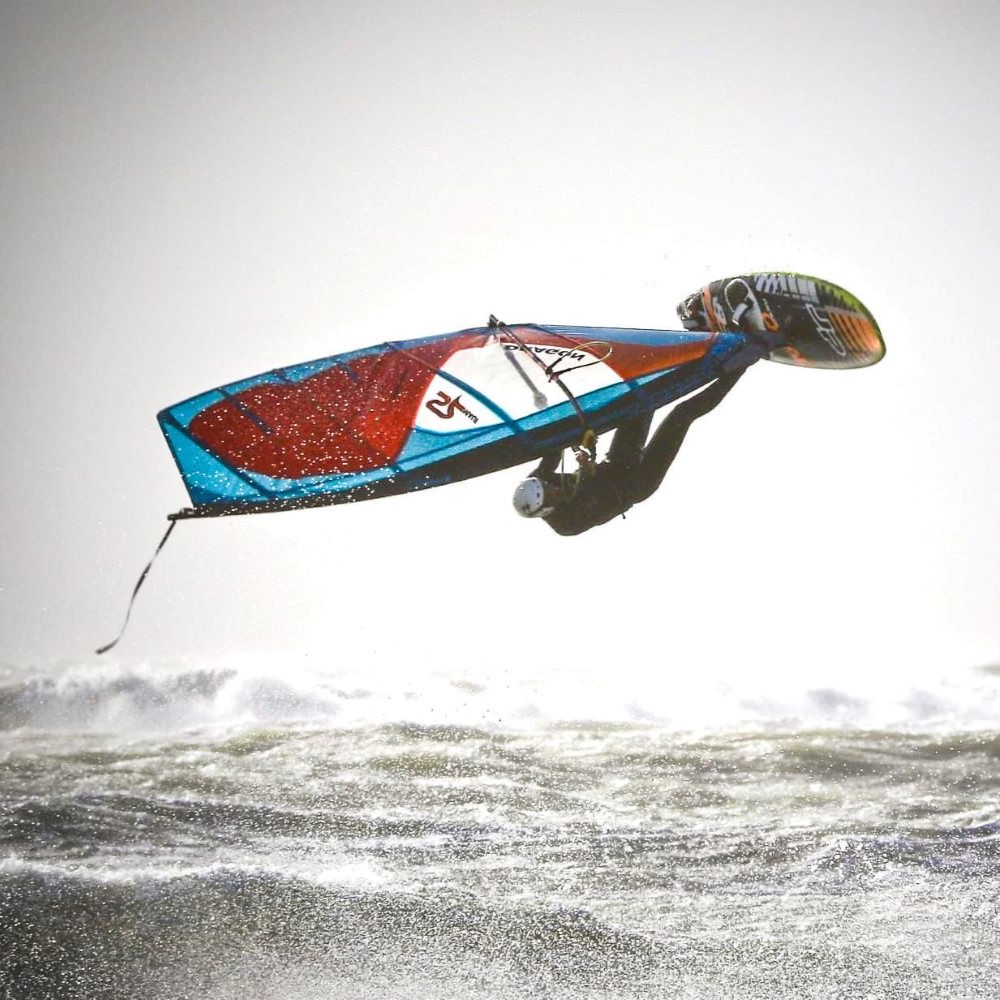Reptile Reverse: Revolutionary Windsurf Mast with Dual Curve