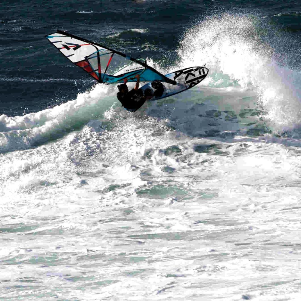 Reptile Reverse: Revolutionary Windsurf Mast with Dual Curve