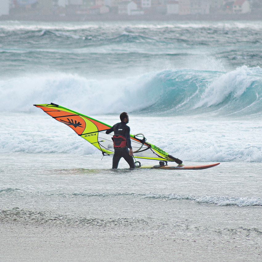 Reptile Reverse: Revolutionary Windsurf Mast with Dual Curve